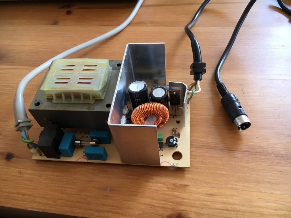 Using a C128 power supply for your C64 – WiSo's collector blog