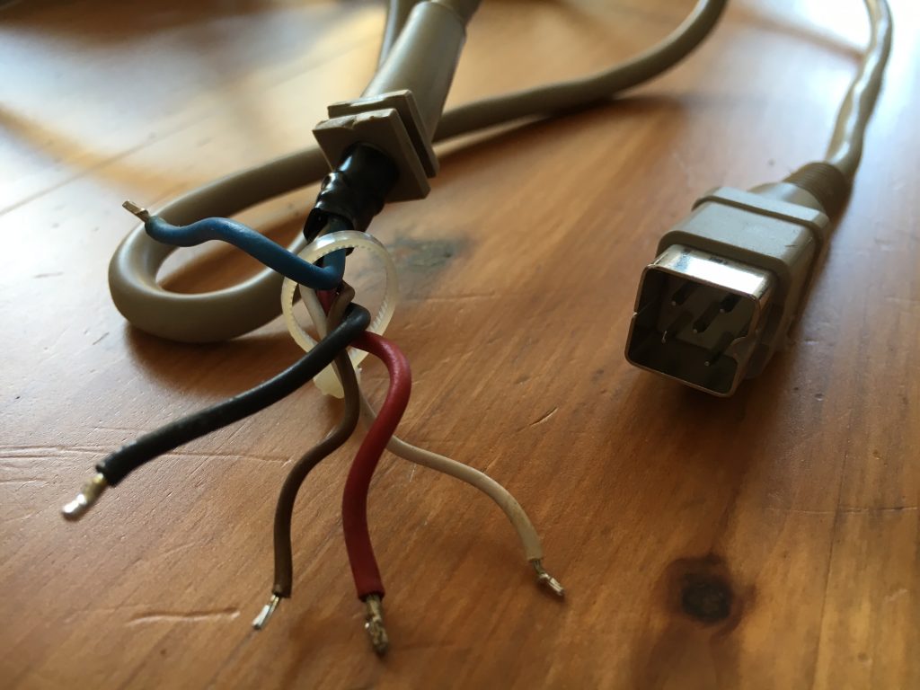 Using a C128 power supply for your C64 – WiSo's collector blog